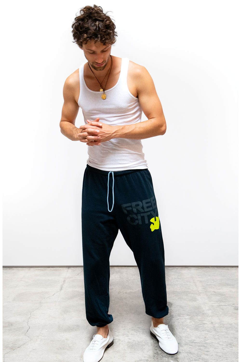 FREECITY Oldschool Sweatpant Blackspace flora and henri